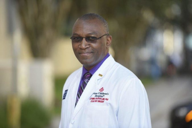 USA : le Dr Oluyinka Olutoye, le chirurgien qui effectue des opérations ...
